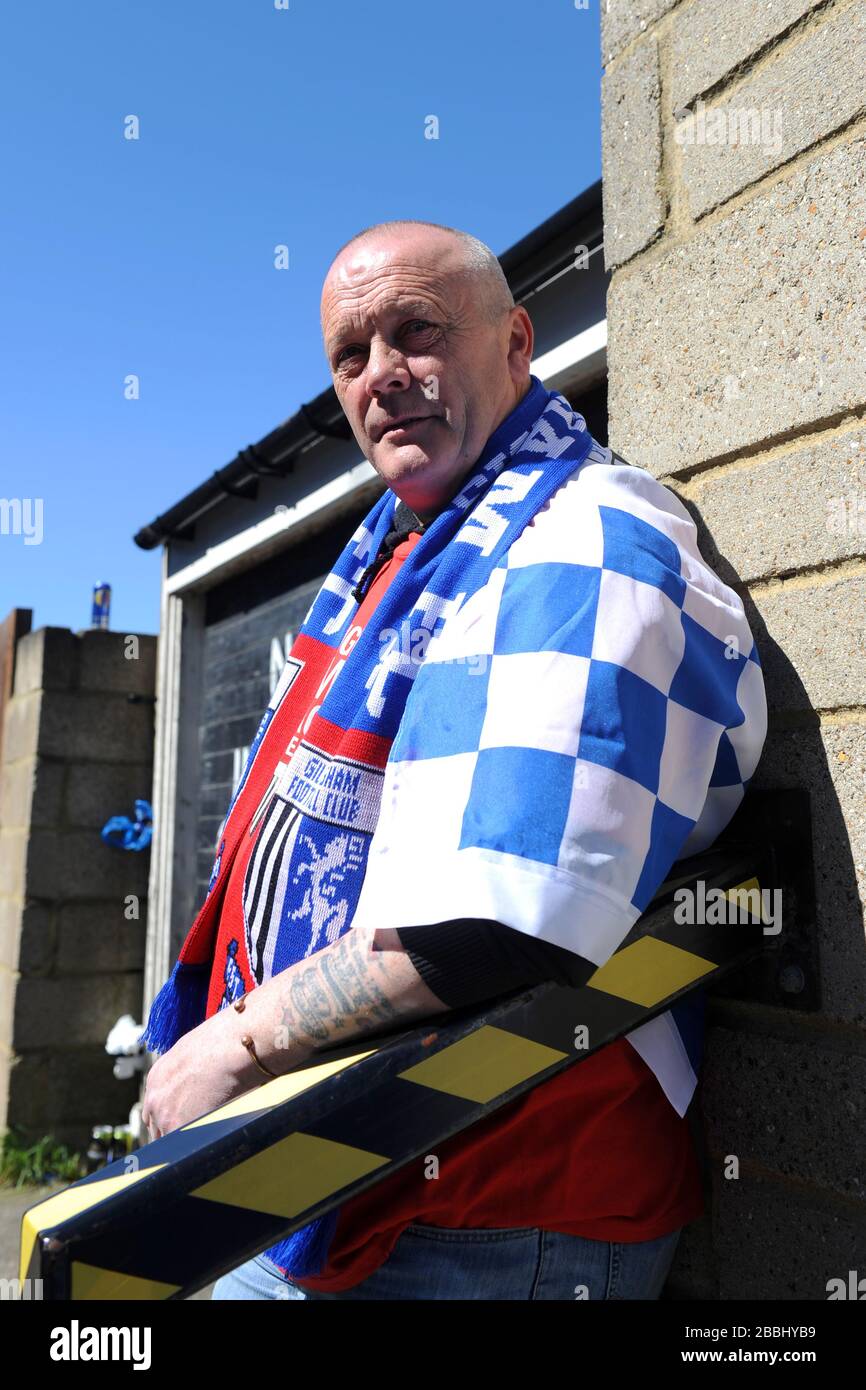 Gillingham Fans outside MEMS Priestfield Stadium in Gillingham Stock ...