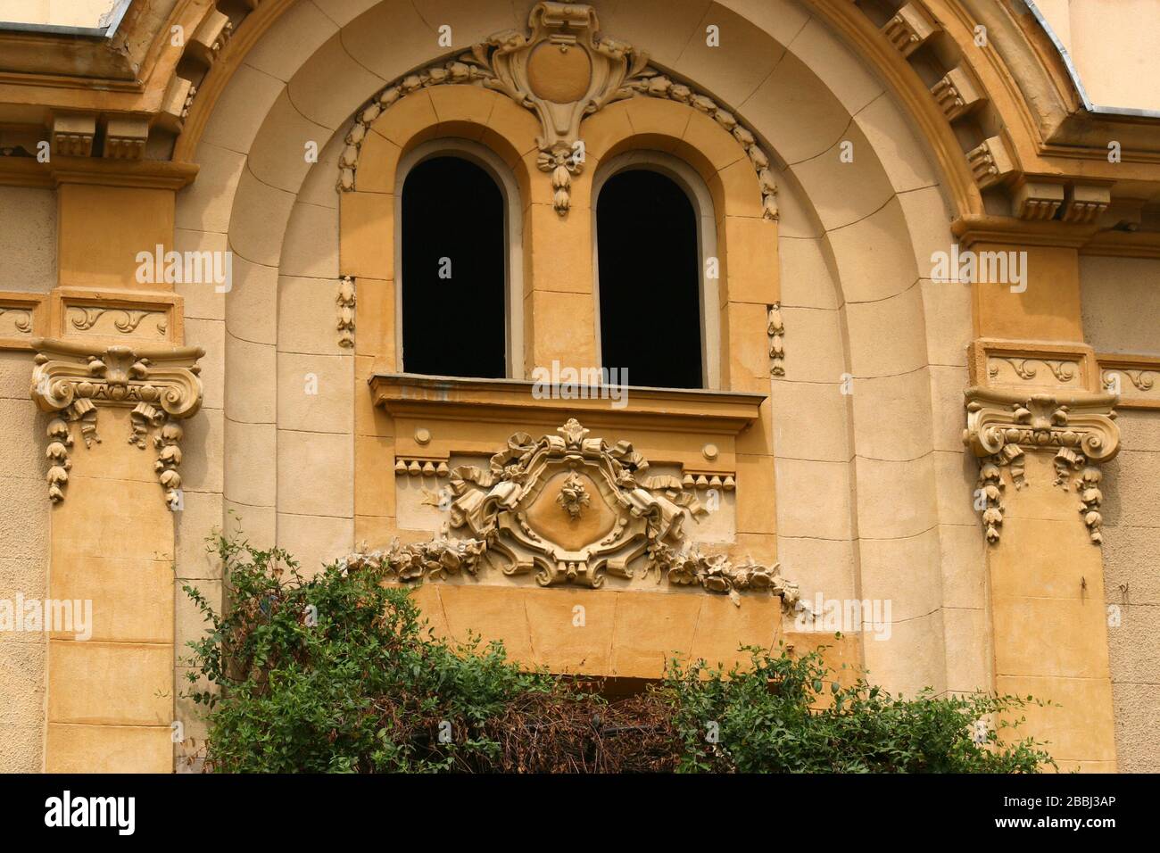 Arch moulding hi-res stock photography and images - Alamy
