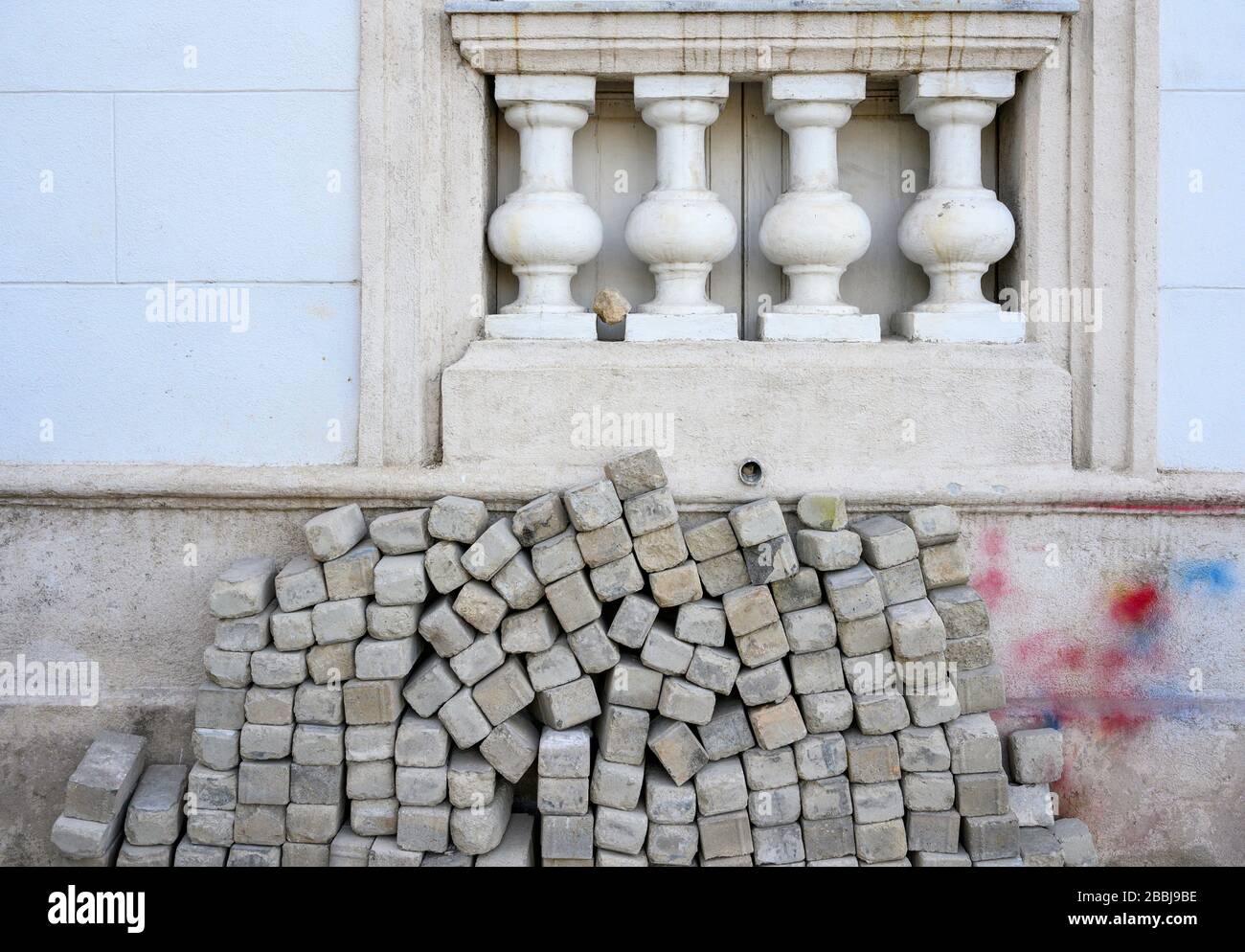Bricks and columns, Havana Vieja, Cuba Stock Photo - Alamy