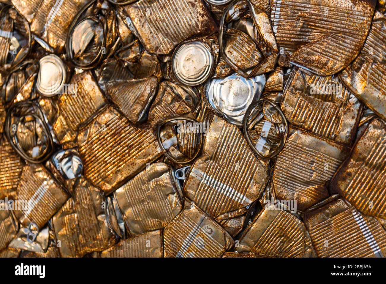 Block of crushed aluminum cans hi-res stock photography and images - Alamy