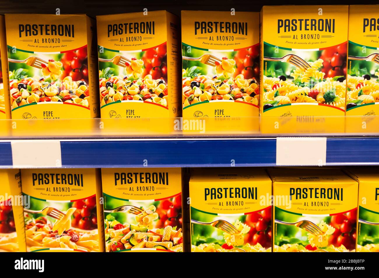 Spaghetti pasta in packet hi-res stock photography and images - Alamy