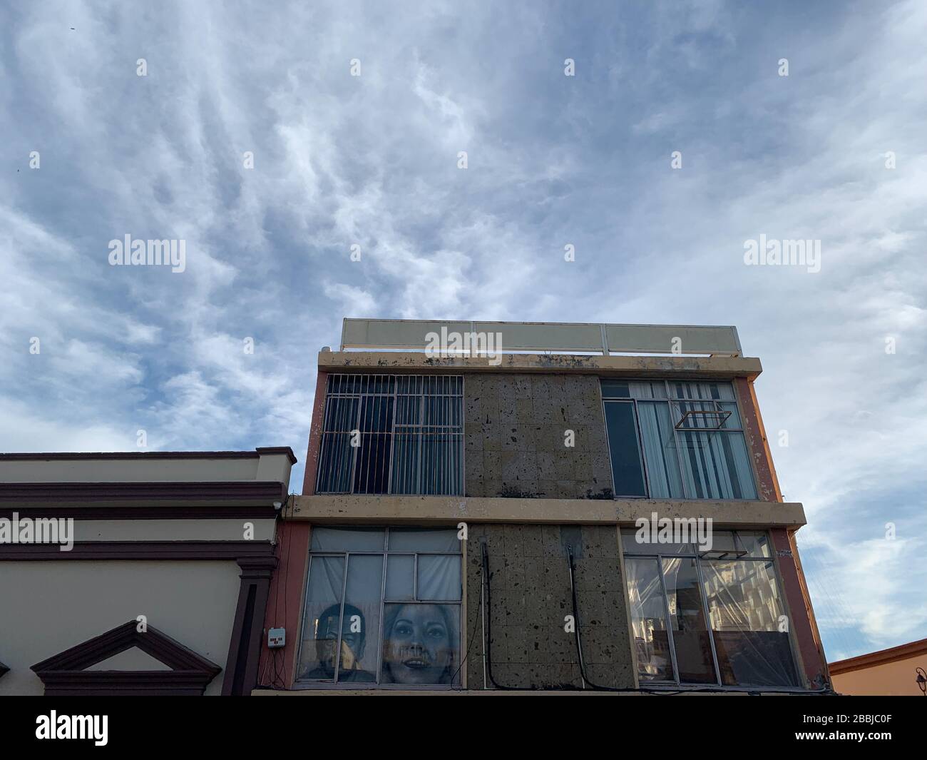 Building and blue sky, Edificio y Cielo azul. arquitectura. Hermosillo ...