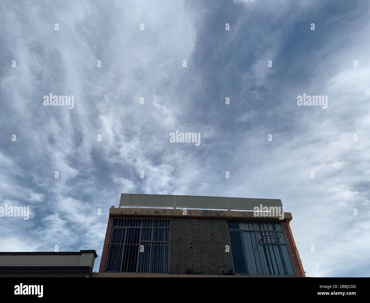 Building and blue sky, Edificio y Cielo azul. arquitectura. Hermosillo ...