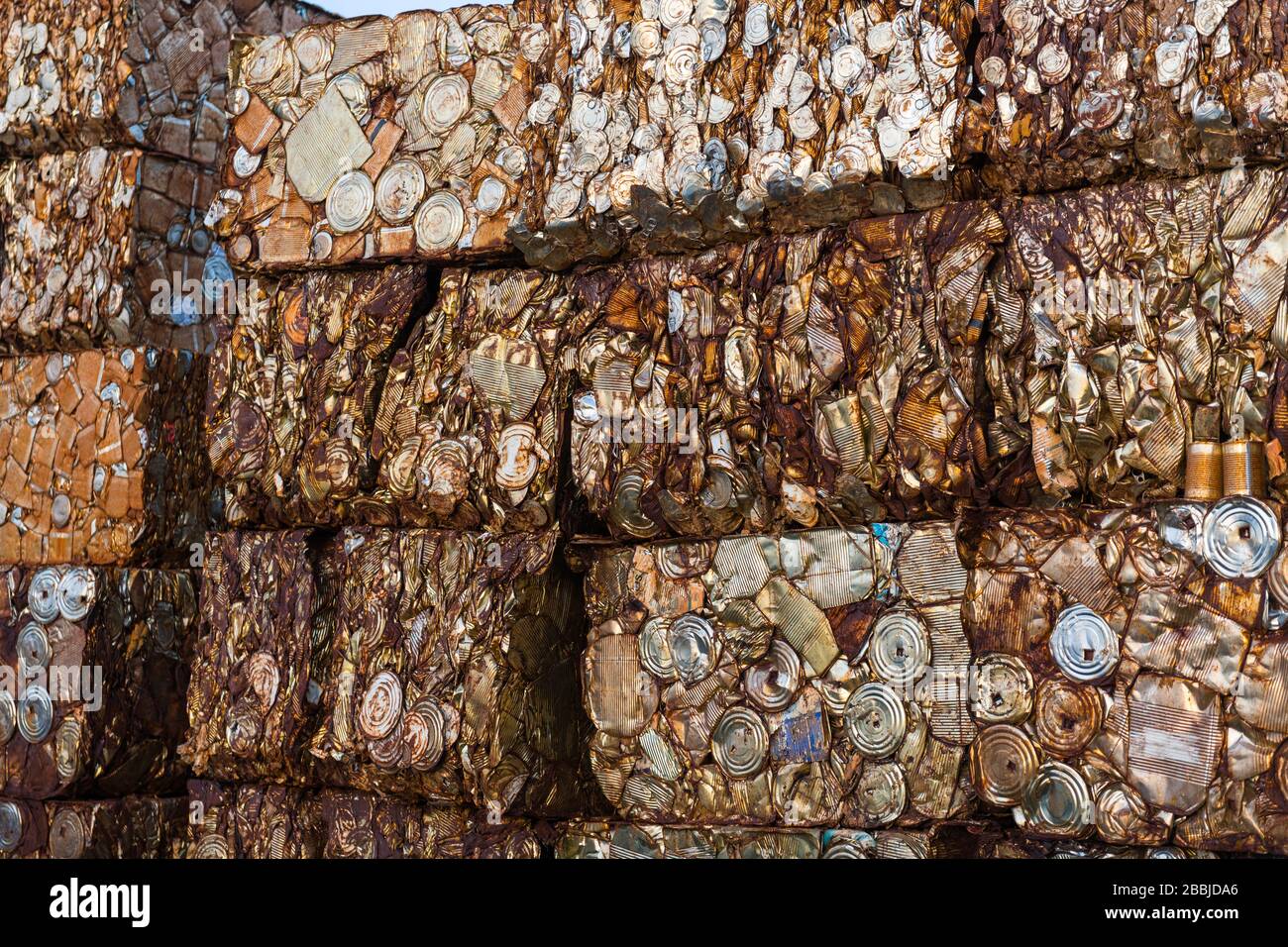 Junkyard cans hi-res stock photography and images - Alamy