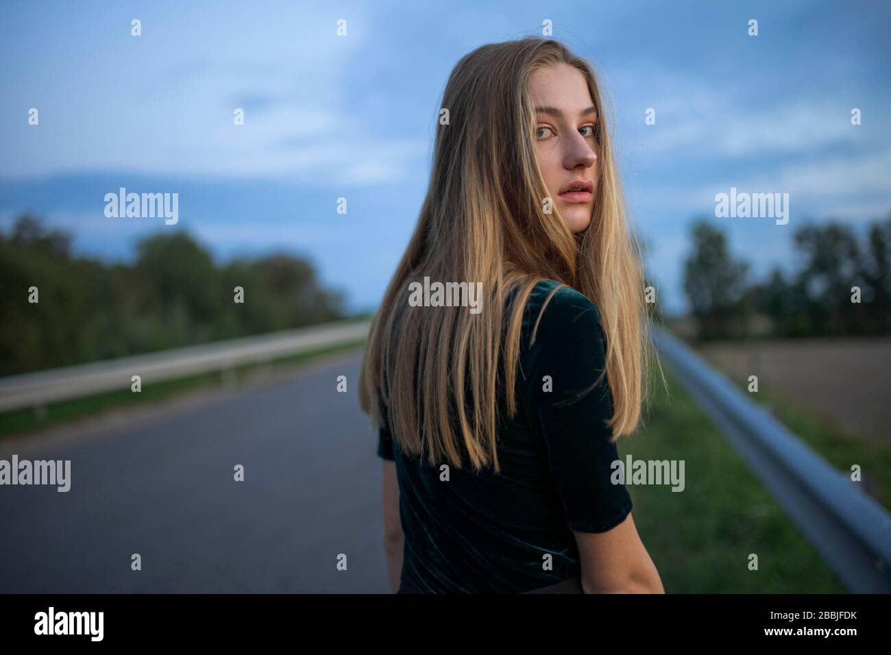 Woman walking looking behind hi-res stock photography and images - Alamy