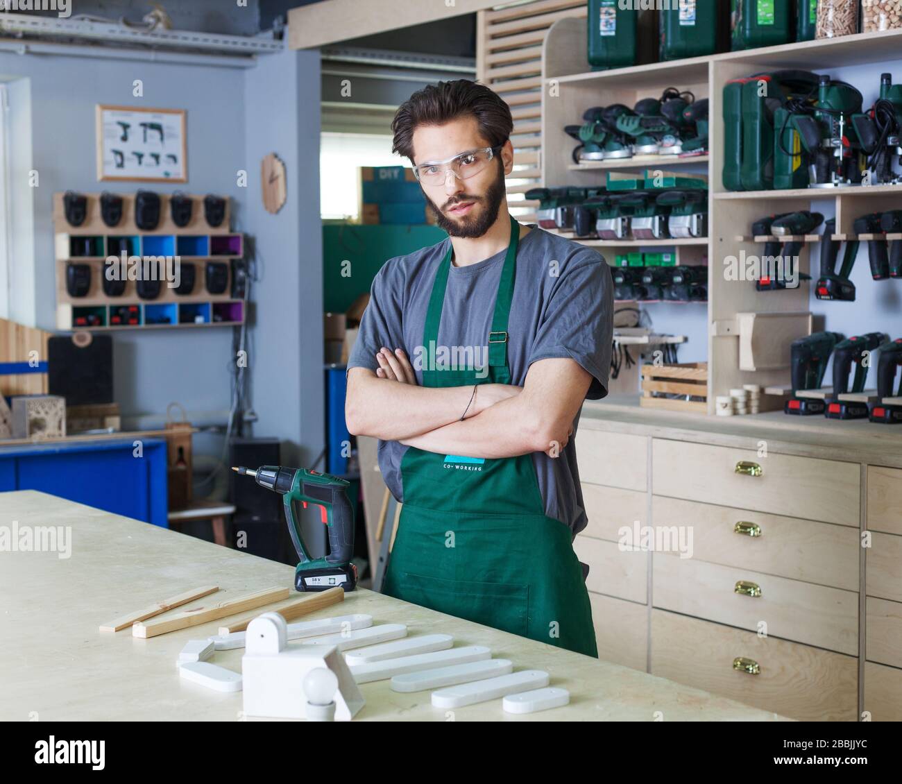 Man laying table hi-res stock photography and images - Alamy