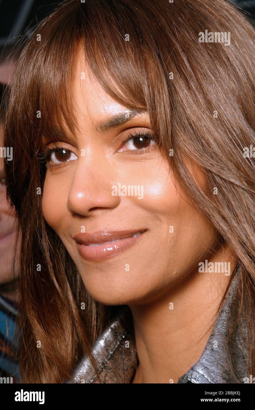 Halle Berry at the Philadelphia premiere of Perfect Stranger on March ...