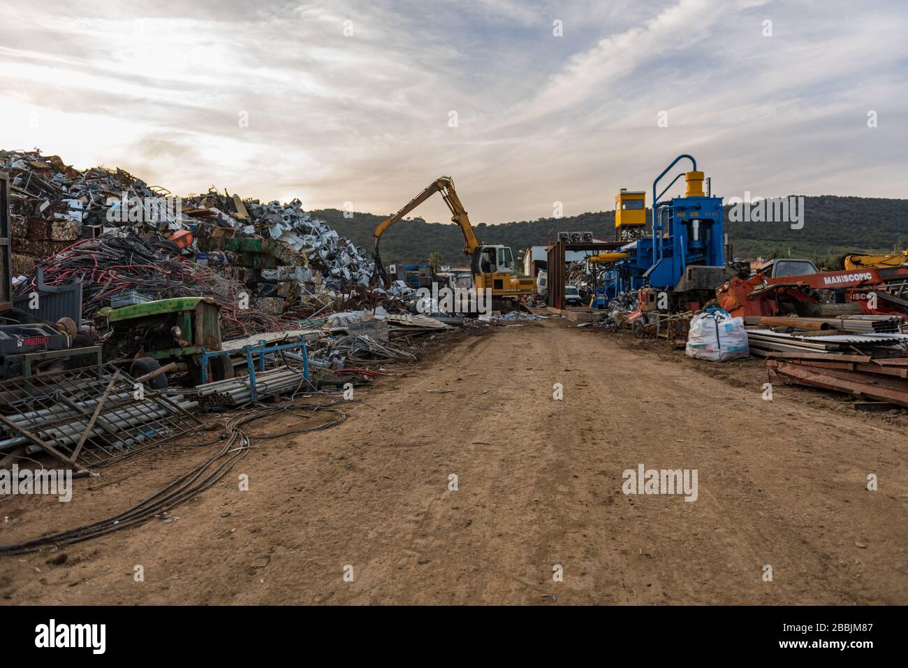 Junk yard crane hi-res stock photography and images - Alamy
