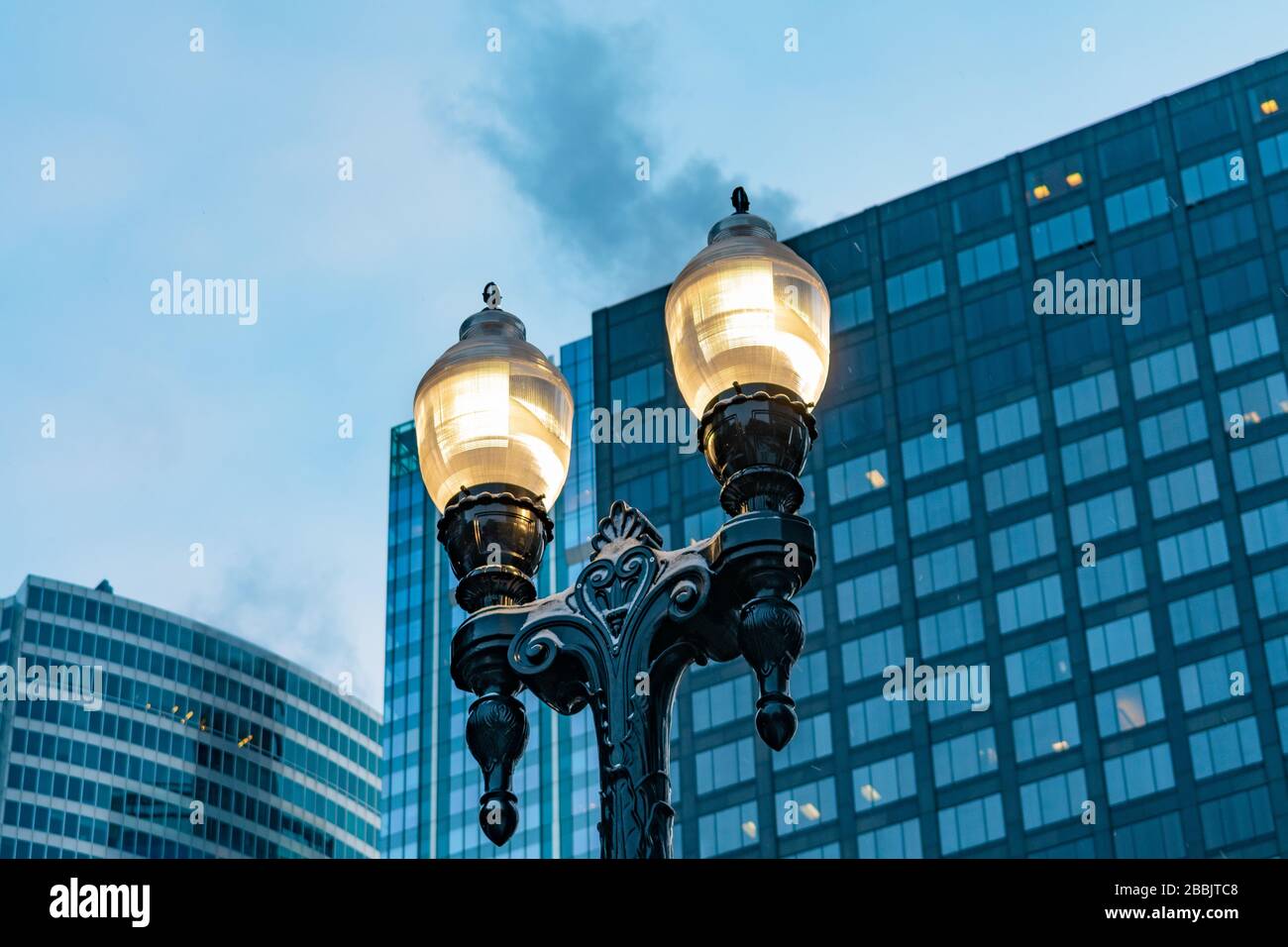 Chicago street light hi-res stock photography and images - Alamy