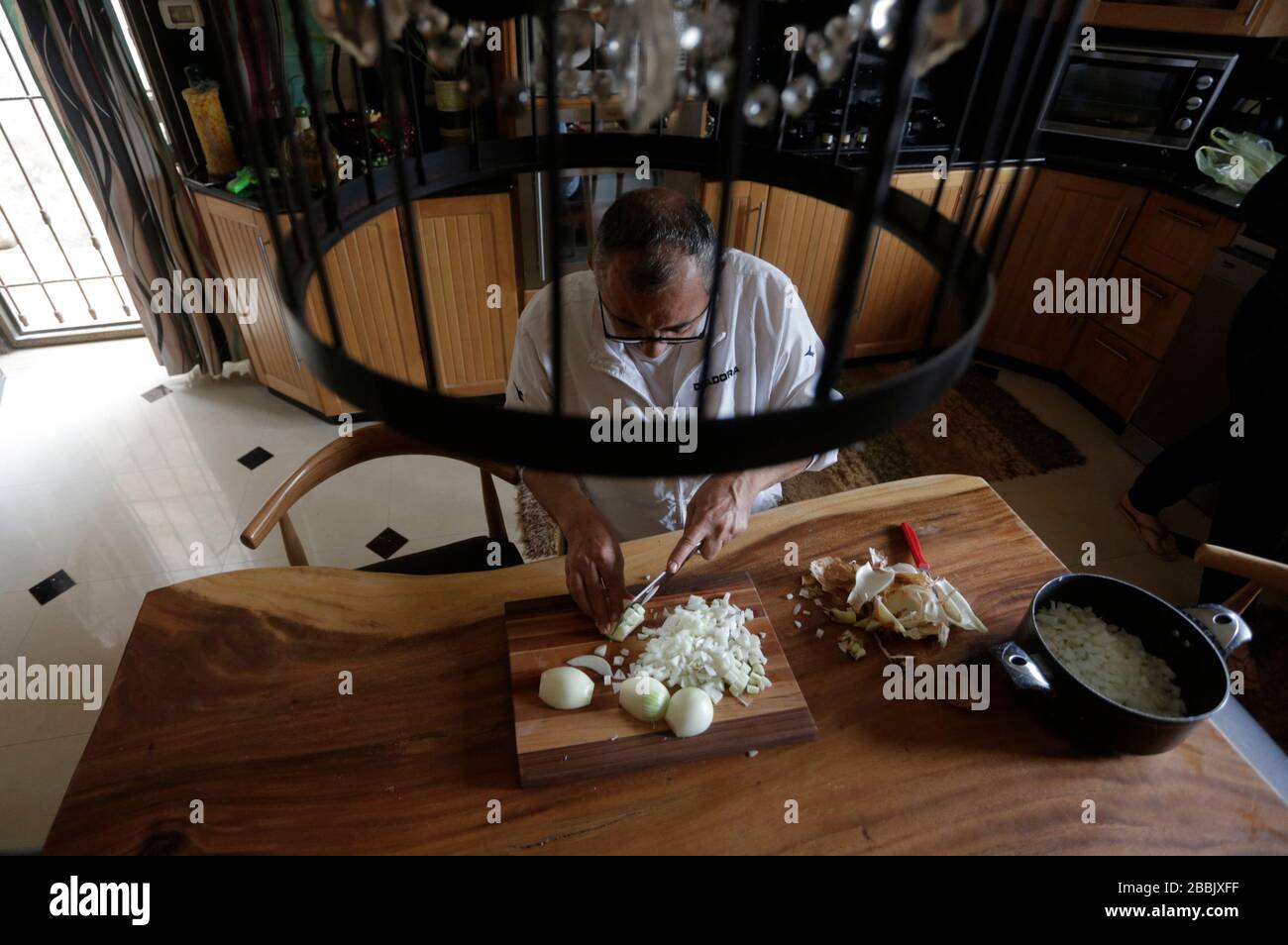 (200401) -- NABLUS, April 1, 2020 (Xinhua) -- Palestinian chef Hasan ...