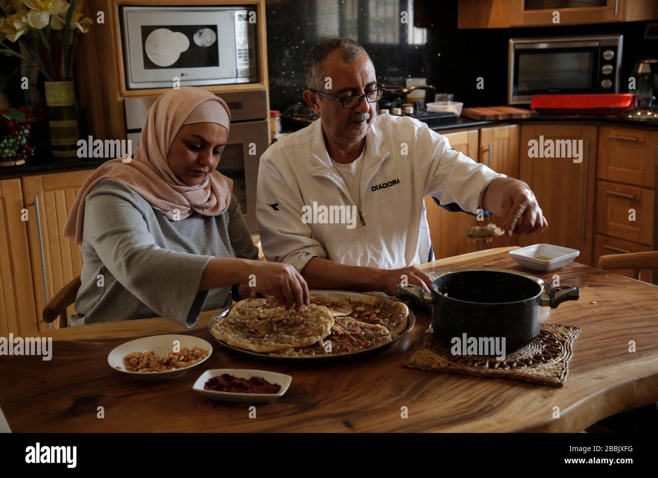 (200401) -- NABLUS, April 1, 2020 (Xinhua) -- Palestinian chef Hasan ...