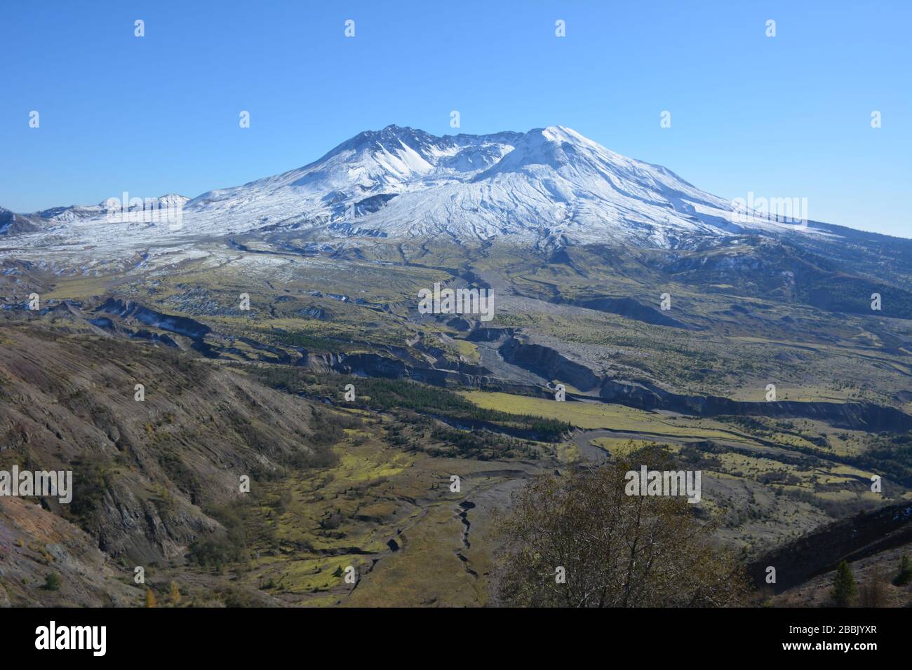 A spectacular view of active stratovolcano Mount Saint Helens, taken ...