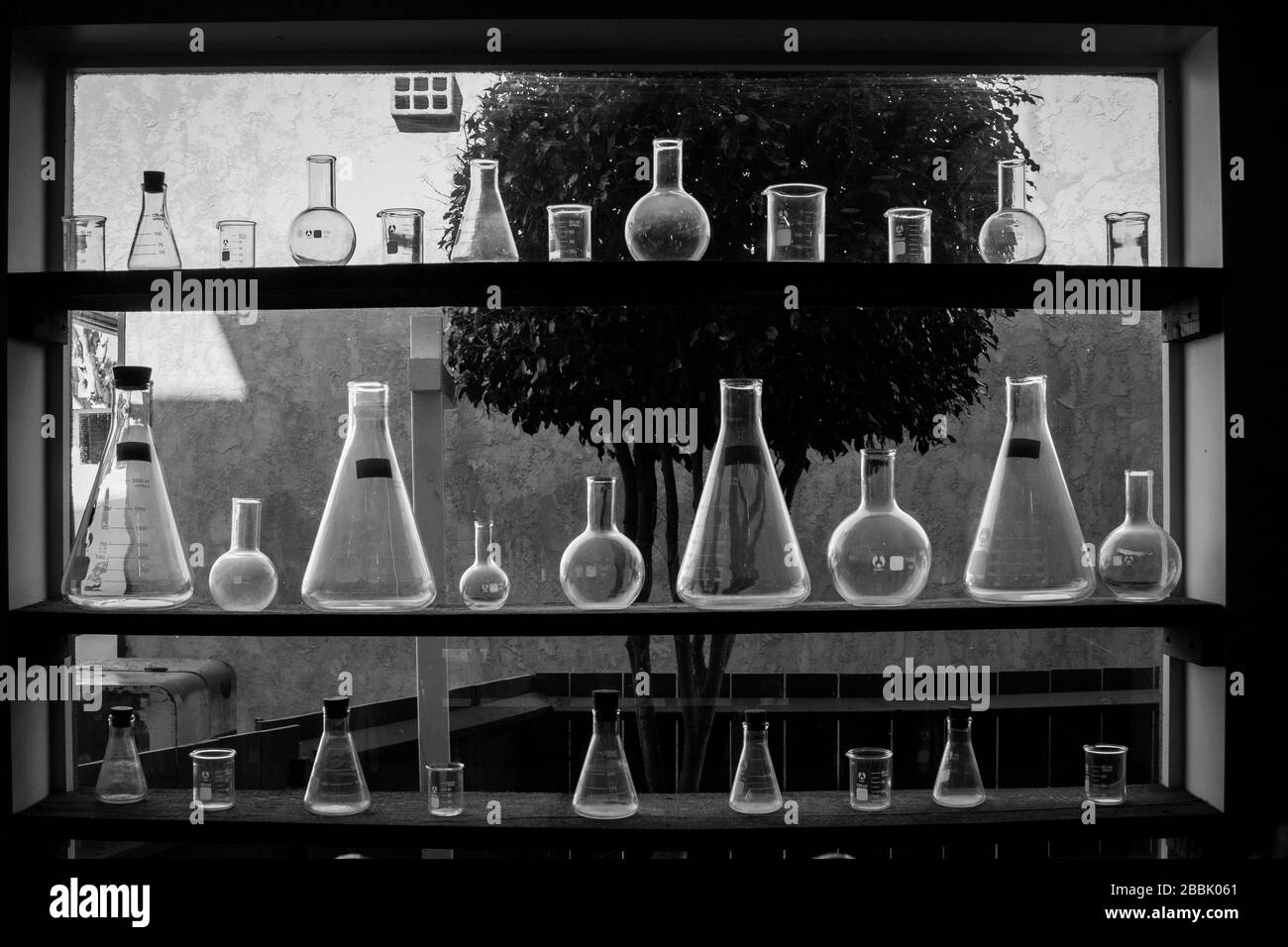 Glass beakers hi-res stock photography and images - Alamy