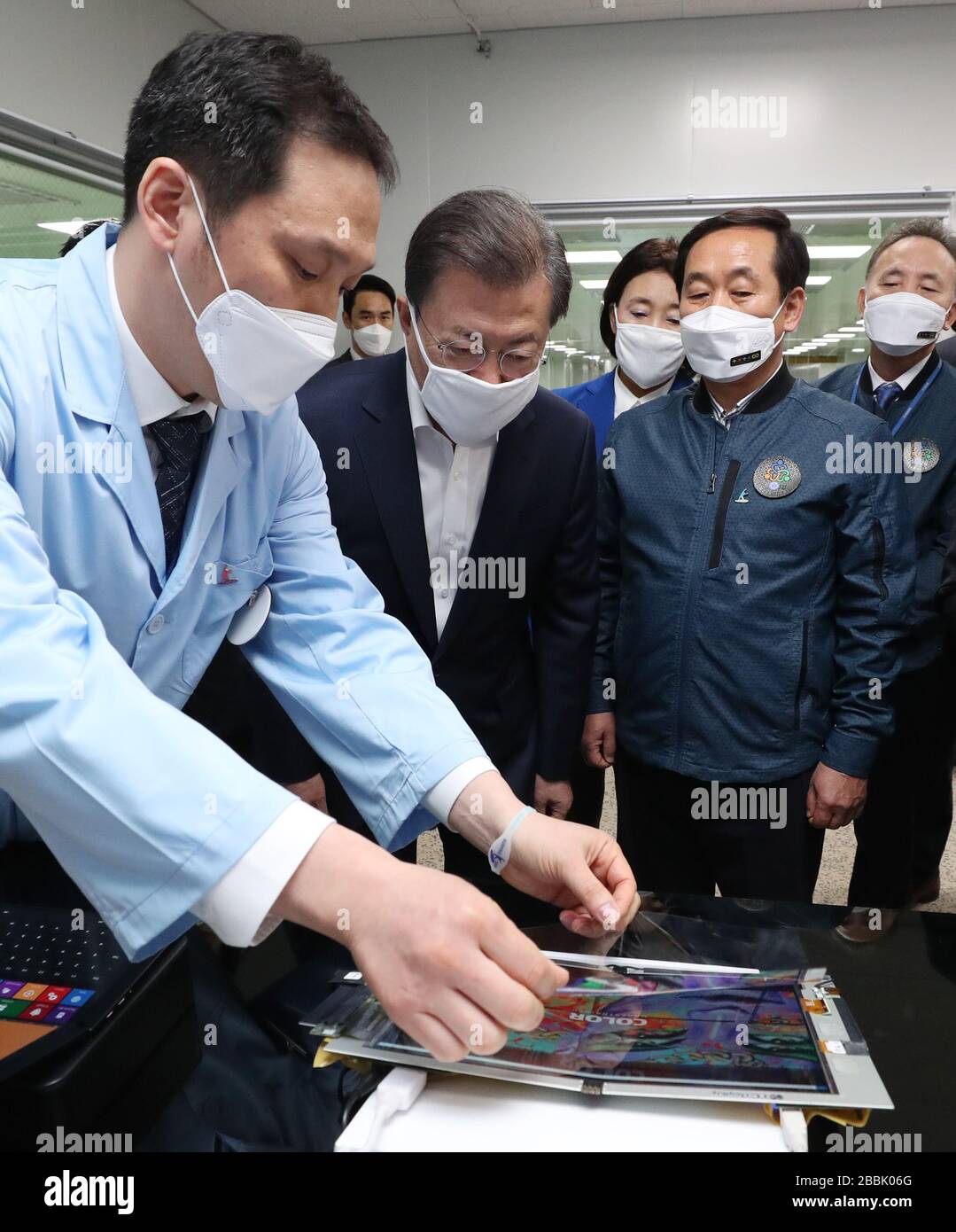 Moon visits industrial complex President Moon Jae-in (C) views ...