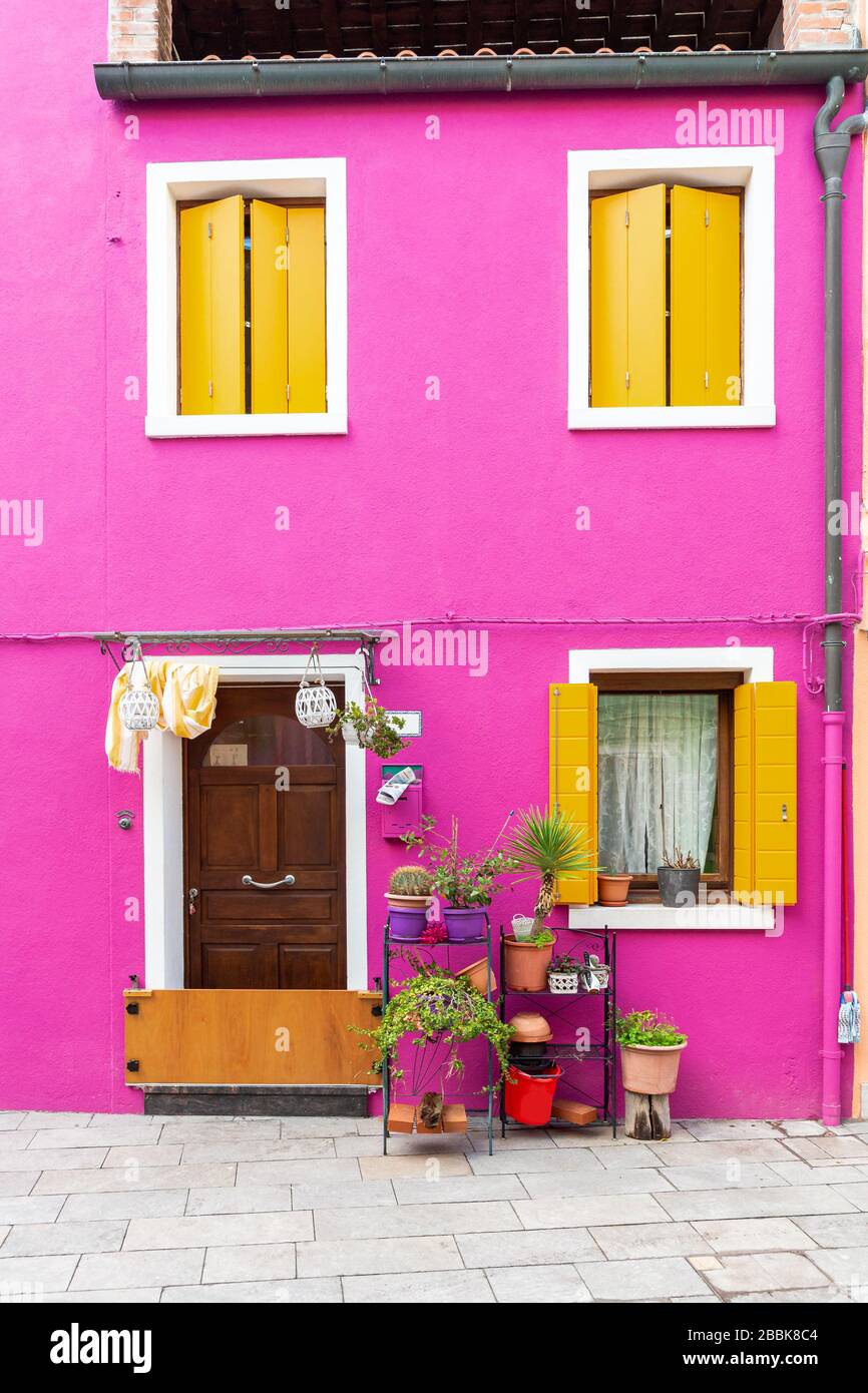 Venice italy yellow colourful house hi-res stock photography and images ...