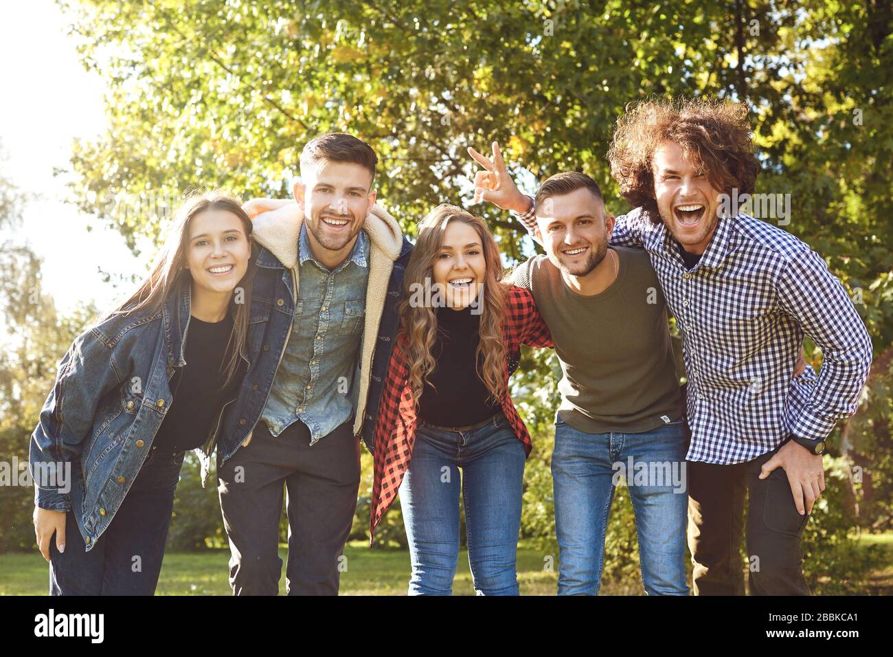Group of happy friends hi-res stock photography and images - Alamy