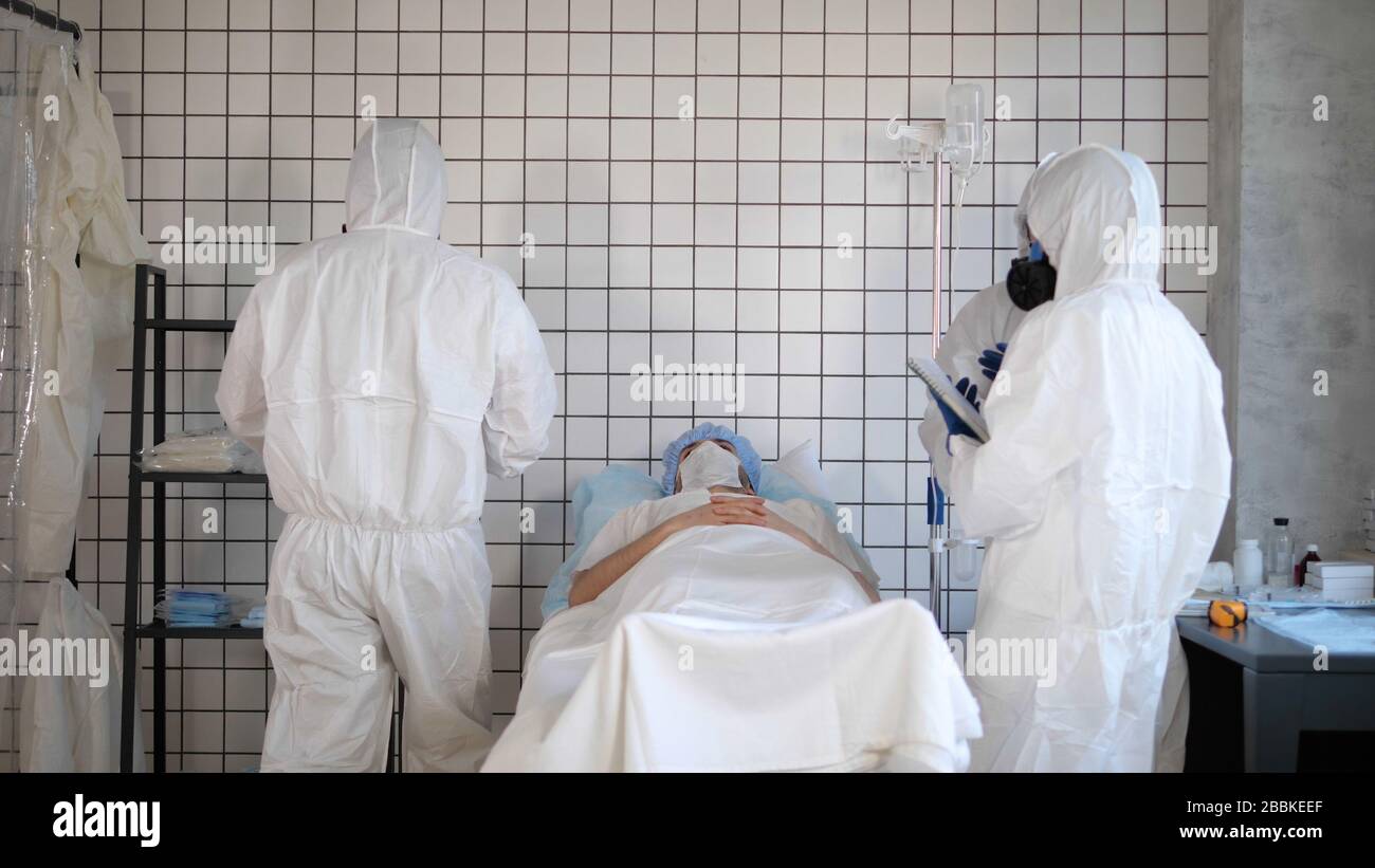 Doctor hazmat suits hospital hi-res stock photography and images - Alamy