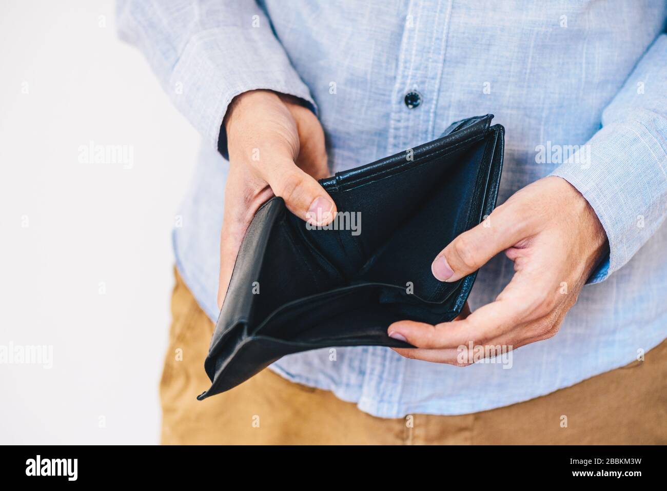 Man holding an empty wallet - economic crisis concept Stock Photo - Alamy