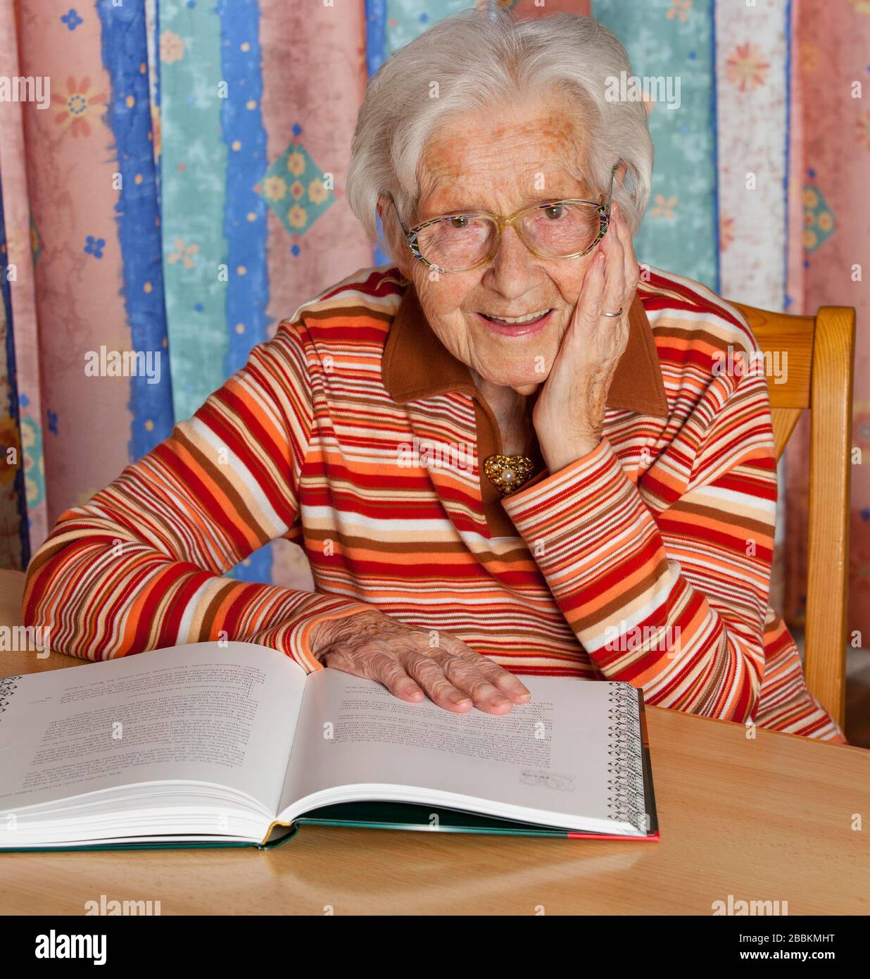 Senior citizen reading hi-res stock photography and images - Alamy