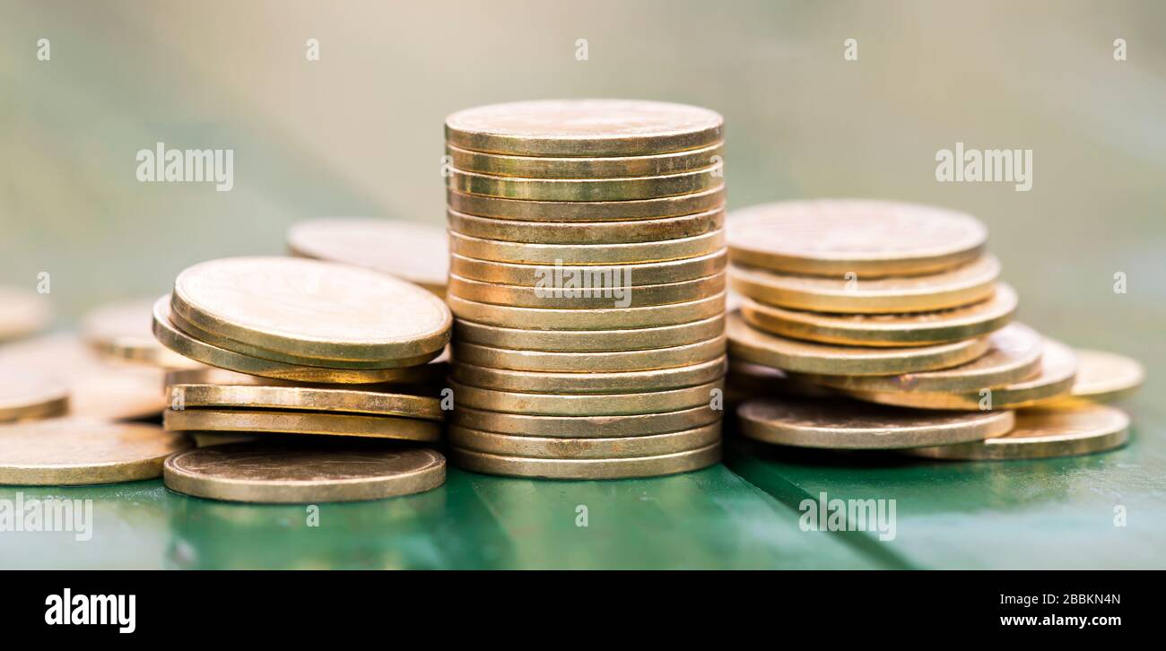 Business success, solution concept - web banner of shiny gold money ...