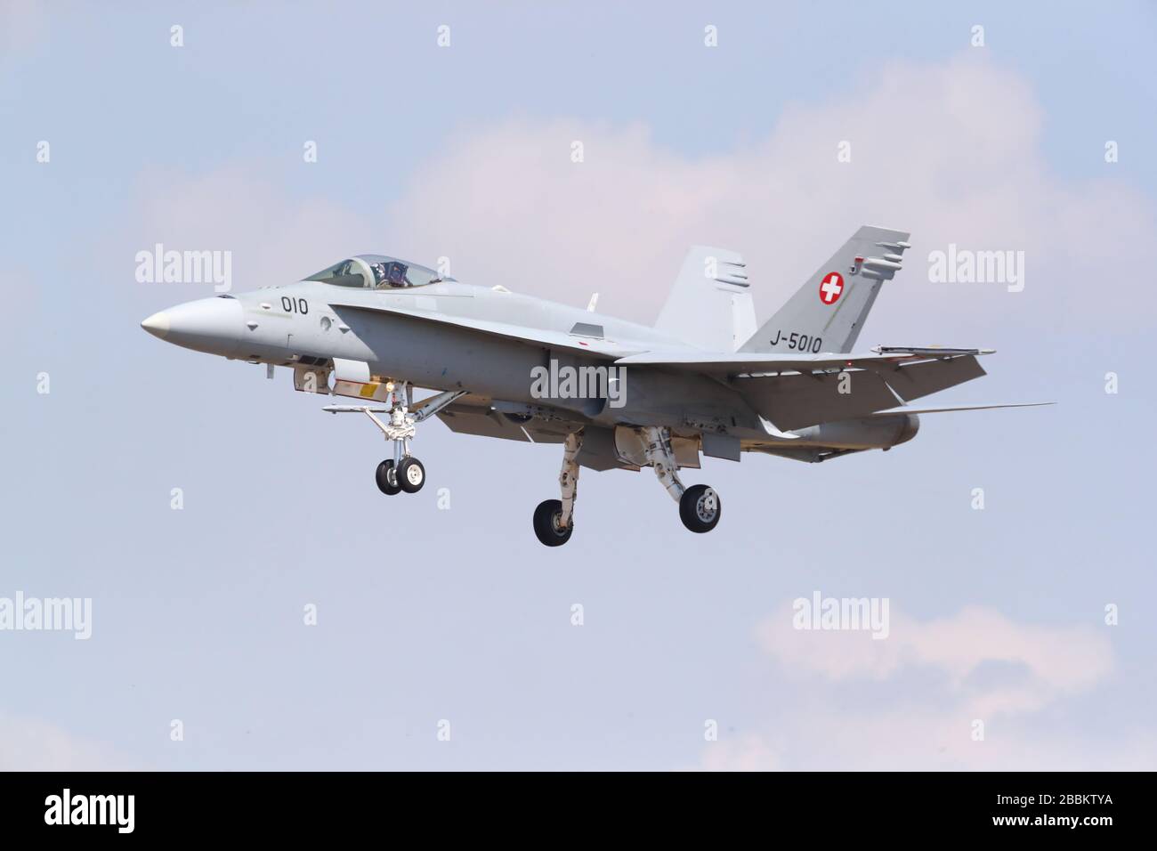 F a 18 landing hi-res stock photography and images - Alamy