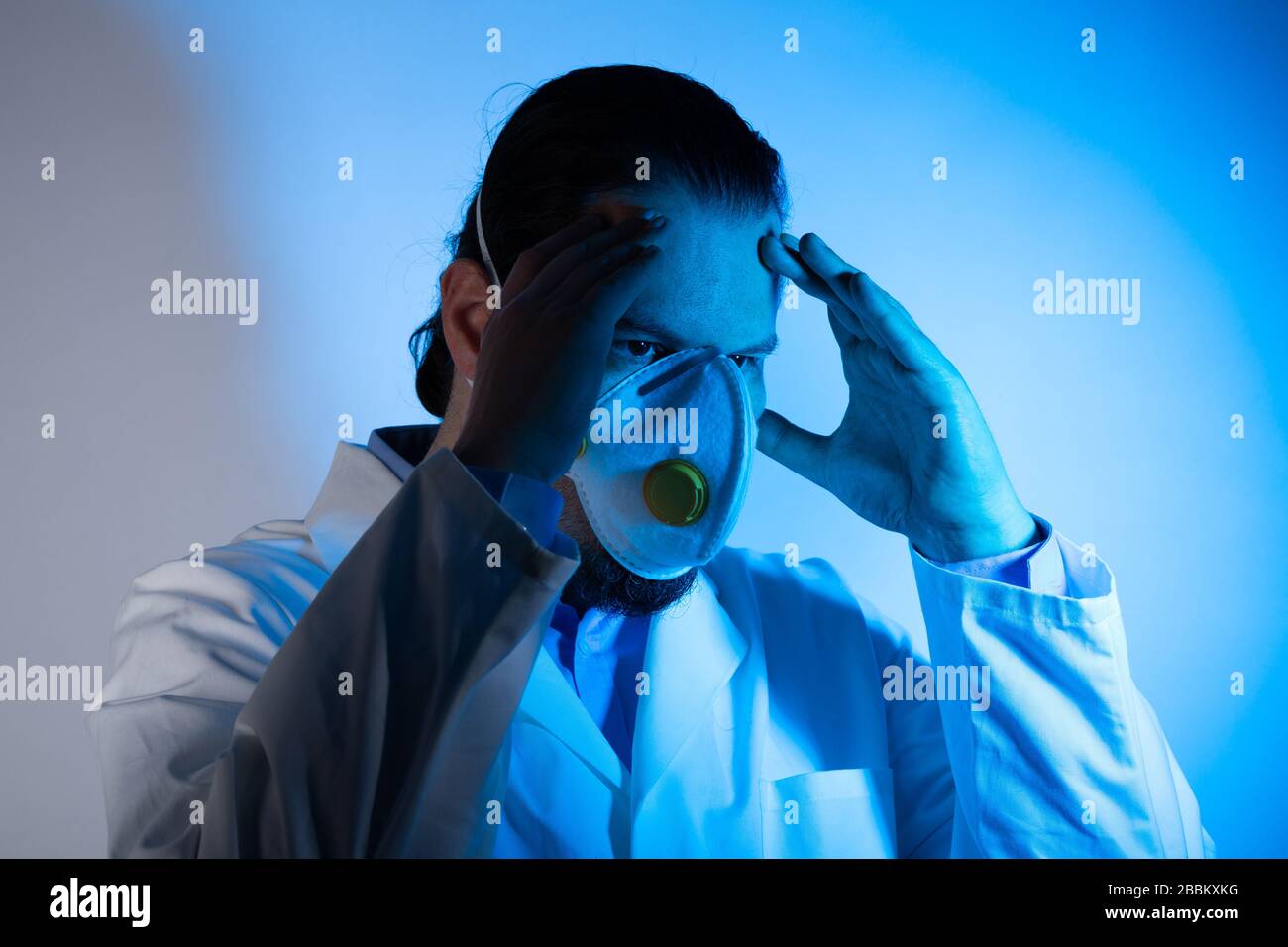 Medical doctor wearing a respiratory mask. Blue light emergency and ...