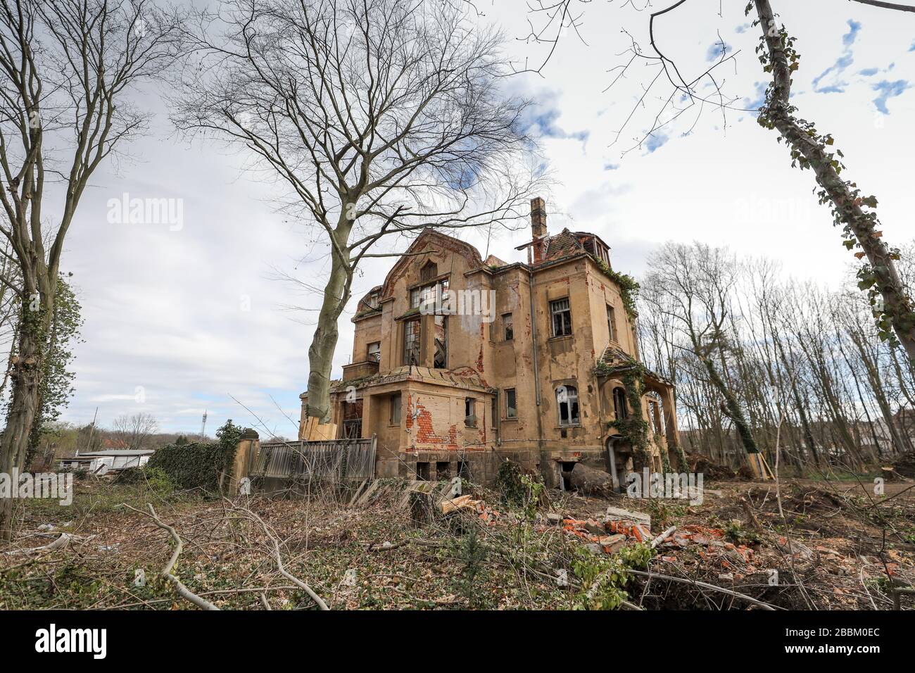 Leipzig, Germany. 30th Mar, 2020. View of the dilapidated villa at Hans ...