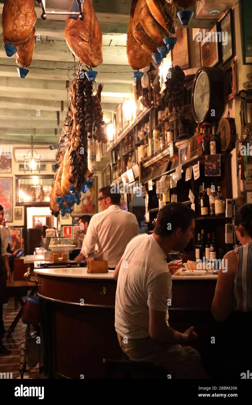 Busy bar staff hi-res stock photography and images - Alamy