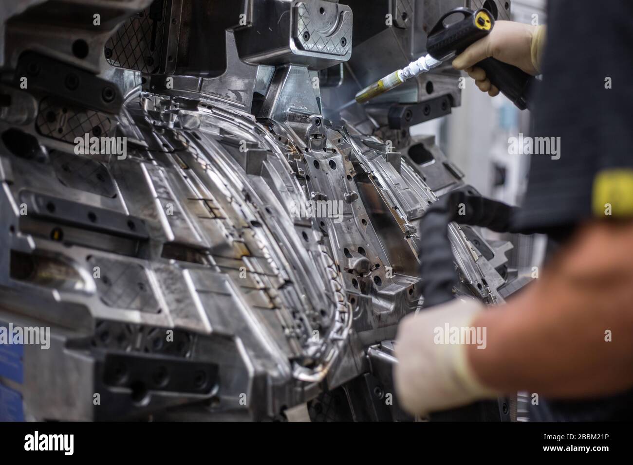 Engineer freezing injection mold after production by dry nitrogen ...