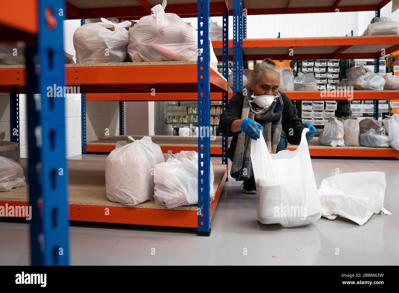 Volunteers help pick items hi-res stock photography and images - Alamy