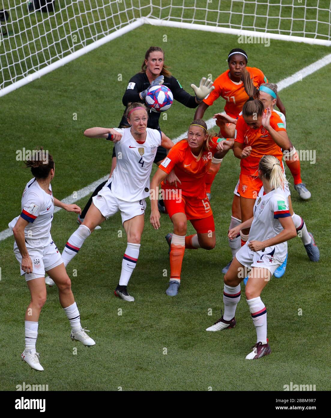 Netherlands' Lieke Martens heads towards goal Stock Photo - Alamy