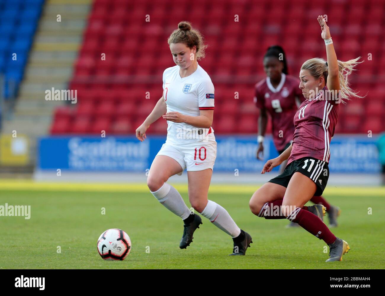 England's Emily Syme (left) and Germany's Gina-Maria Chmielinskir ...