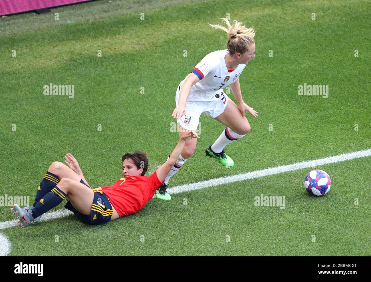 Spain's Marta Corredera (left) and USA's Sam Mewis battle for the ball ...