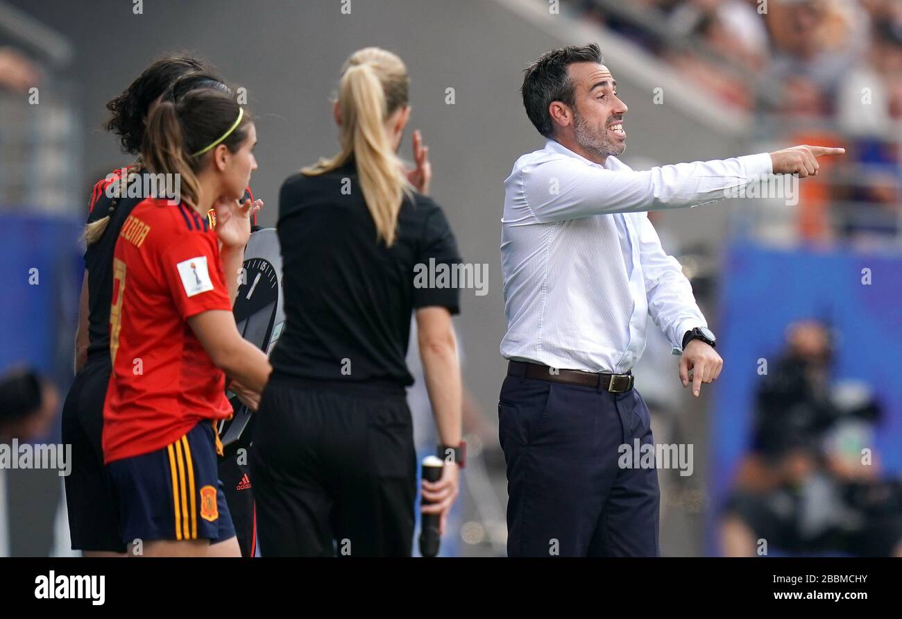 Spain head coach Jorge Vilda (right) speaks to his team Stock Photo - Alamy