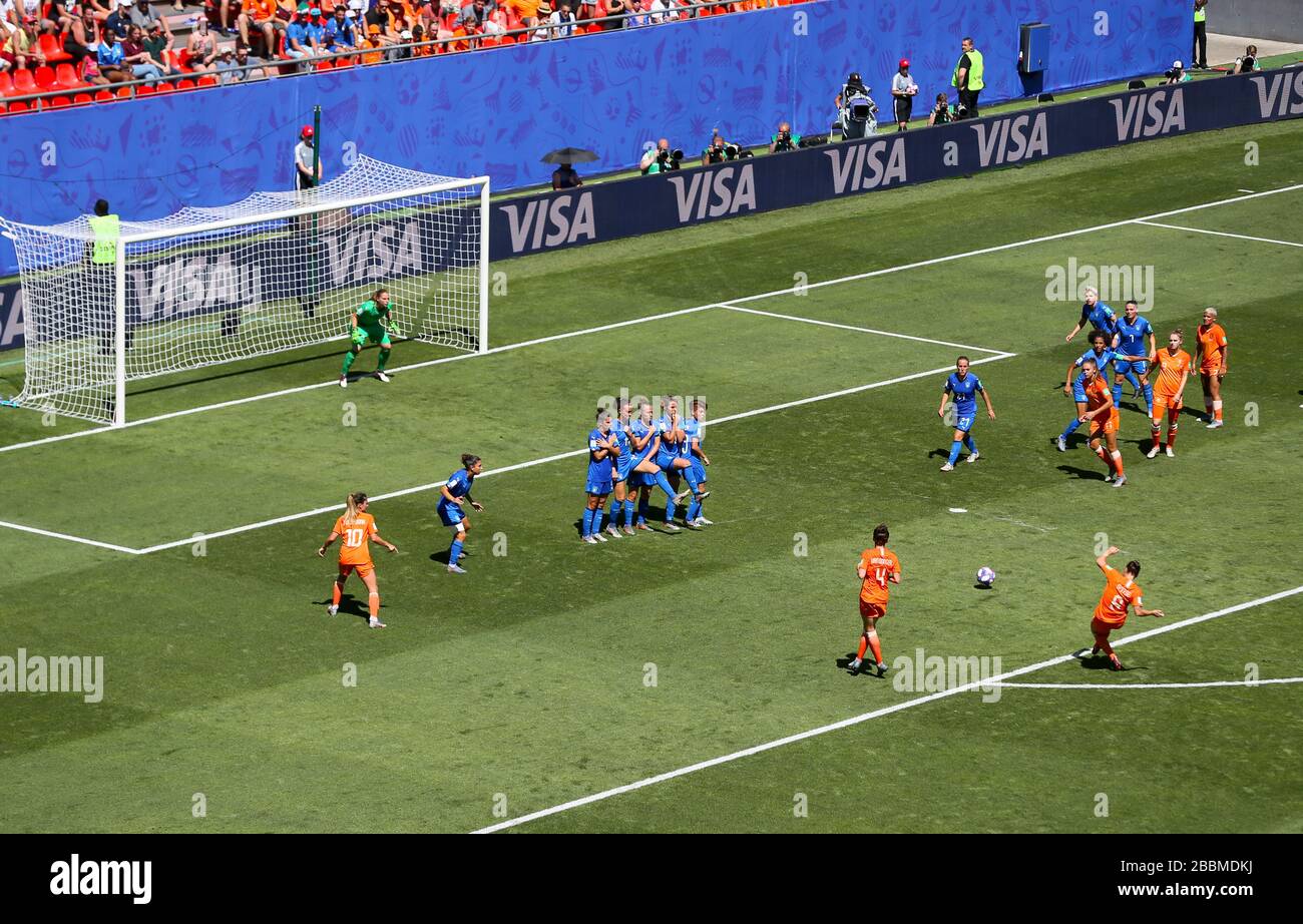 Netherlands' Sherida Spitse takes a free kick Stock Photo - Alamy