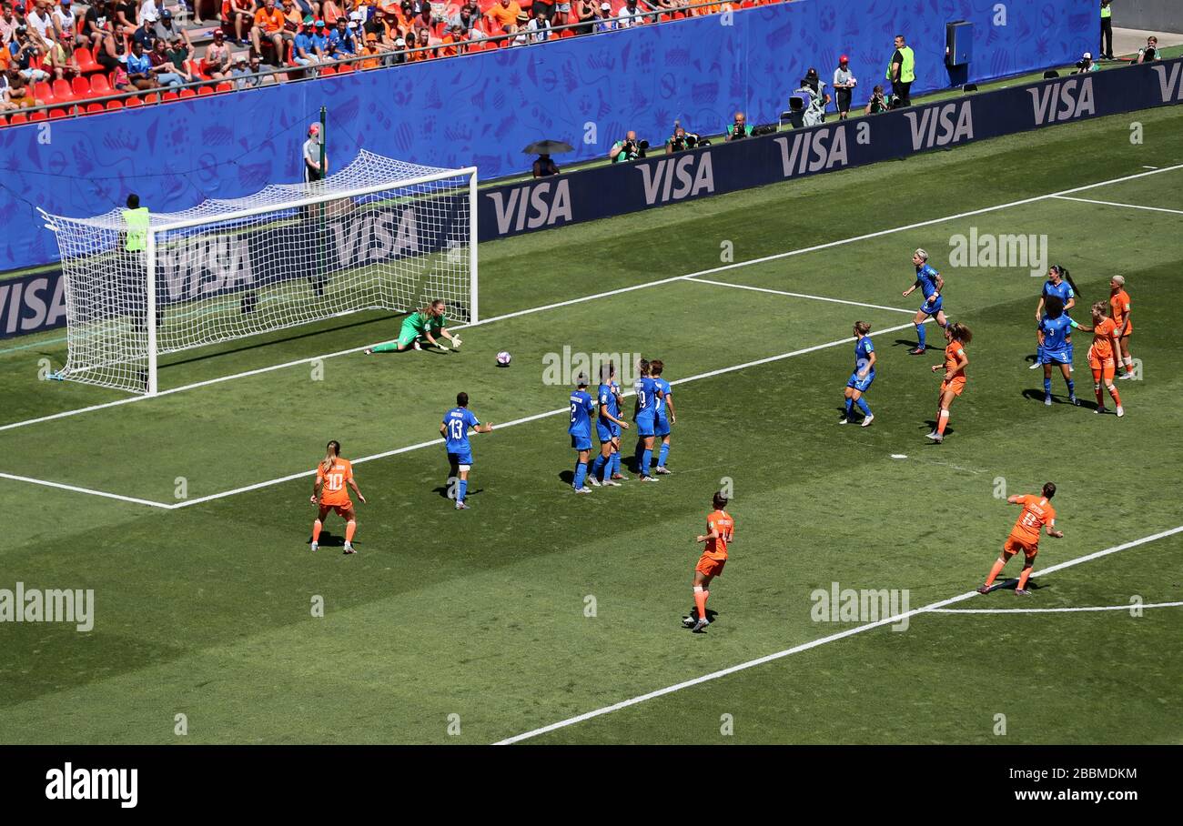 Netherlands' Sherida Spitse takes a free kick Stock Photo - Alamy