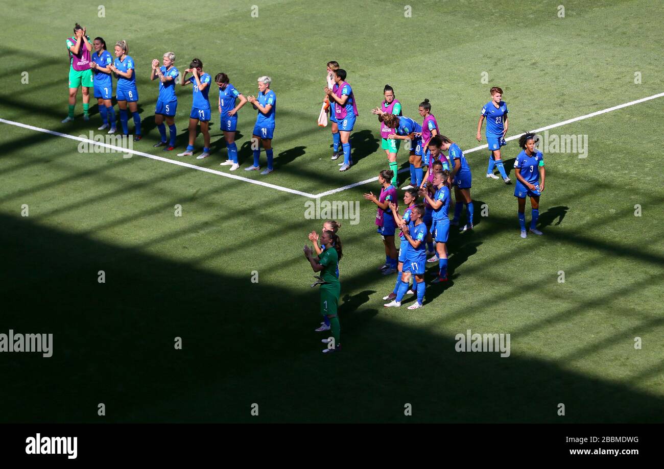 Italy players applaud the fans at full time Stock Photo - Alamy