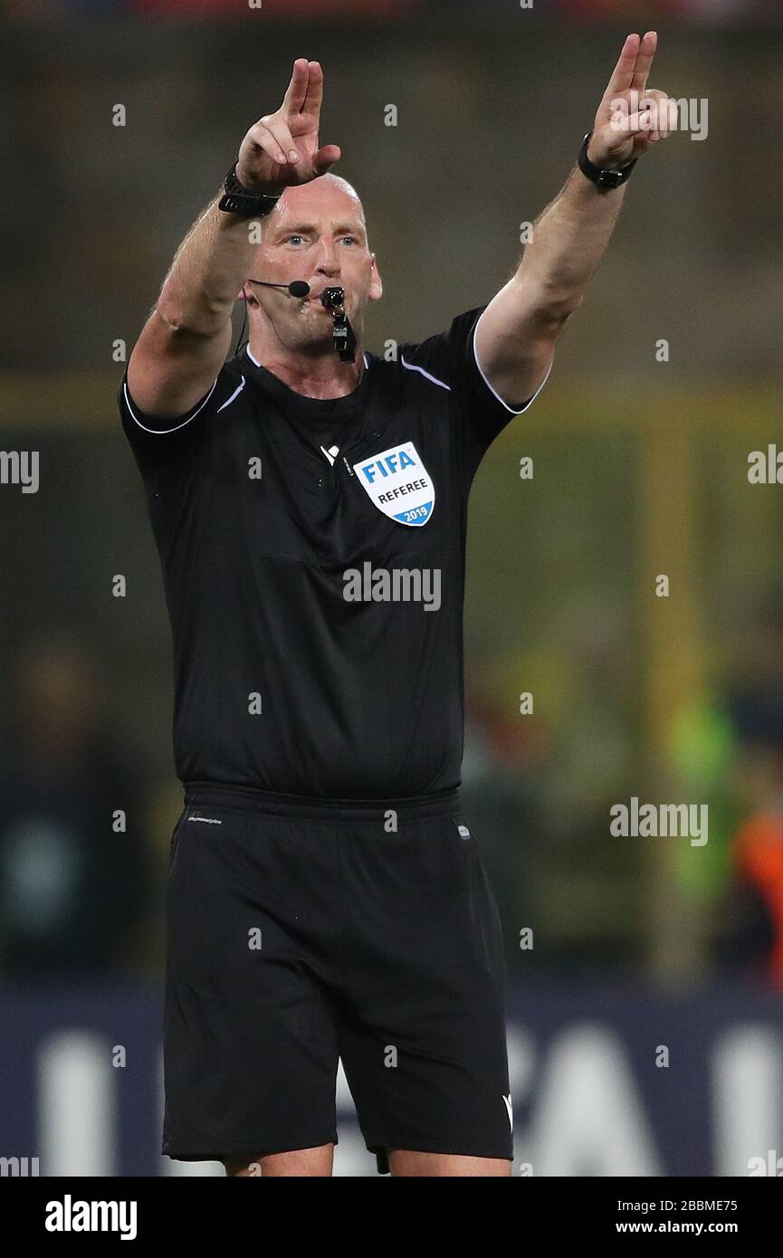 Robert Madden, match referee Stock Photo - Alamy