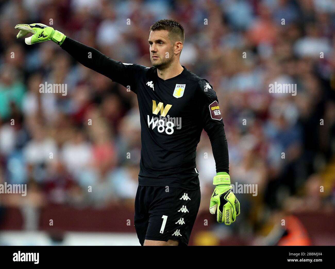 Aston Villa goalkeeper Tom Heaton Stock Photo - Alamy