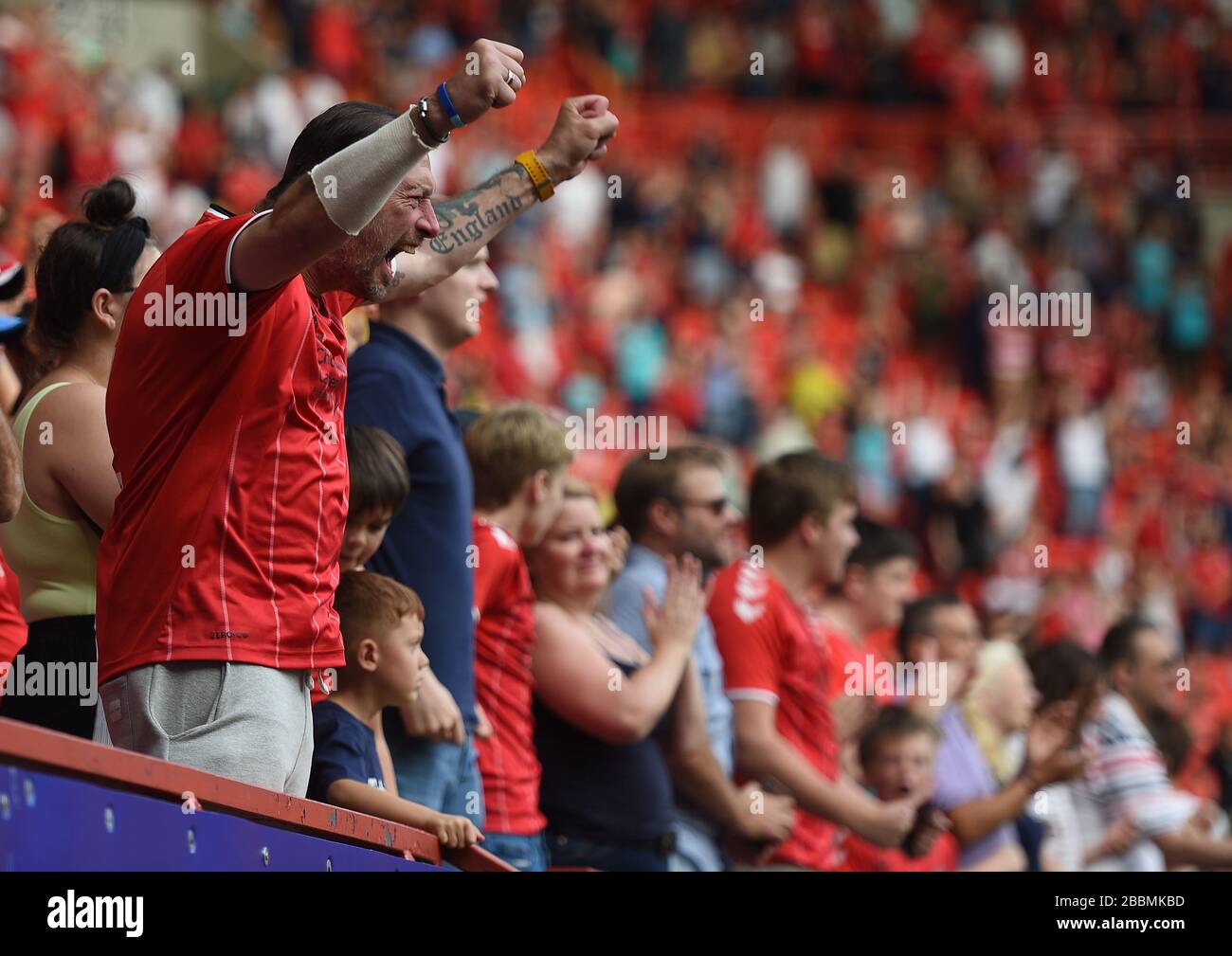 Charlton athletic fans celebrate hi-res stock photography and images ...
