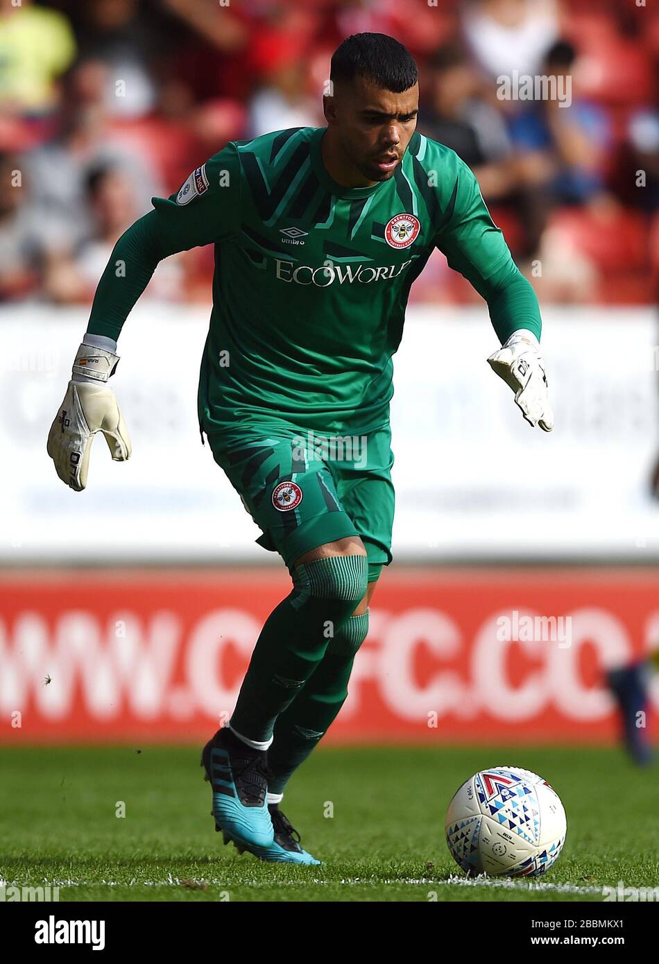 Brentford goalkeeper David Raya Stock Photo - Alamy