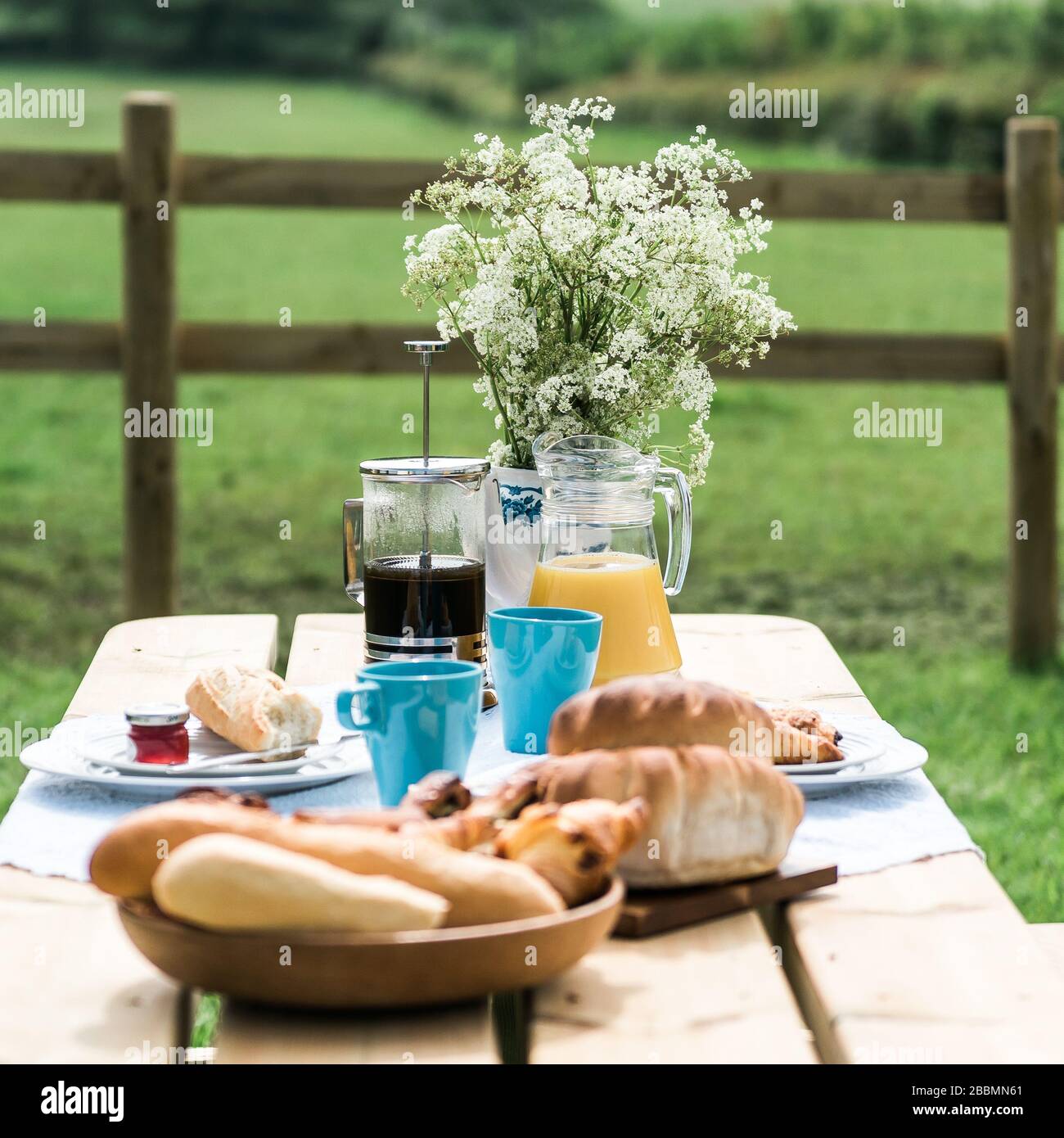 Glamping breakfast outdoors, eating alfresco. England Stock Photo - Alamy