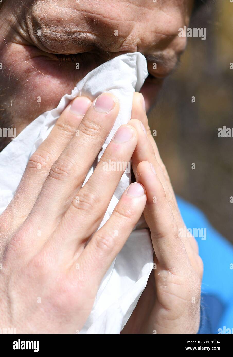 Garmisch Partenkirchen, Germany. 27th Mar, 2020. ILLUSTRATION - A man ...