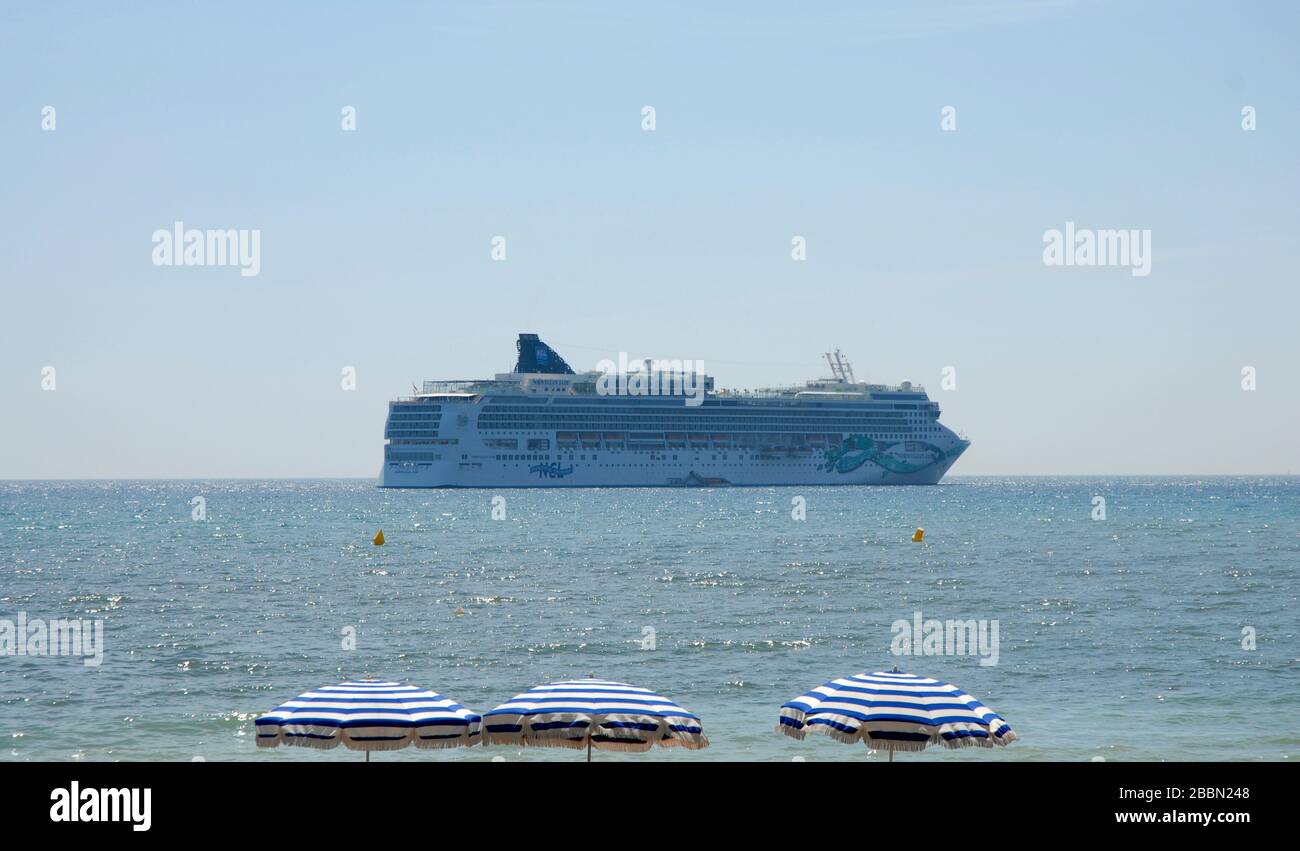 CRUISING SHIP NORWEGIAN JADE OF NCL COMPANY IN CANNES BAY FRENCH ...