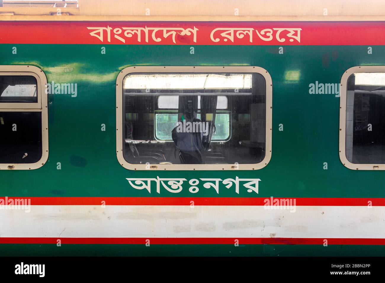 Dhaka, Bangladesh. 30th Mar, 2020. A photojournalist is taking pictures ...