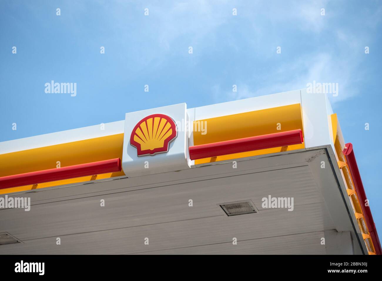 Shell oil logo hi-res stock photography and images - Alamy