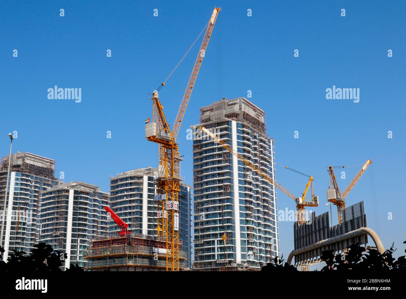 Modern office block dubai hi-res stock photography and images - Alamy