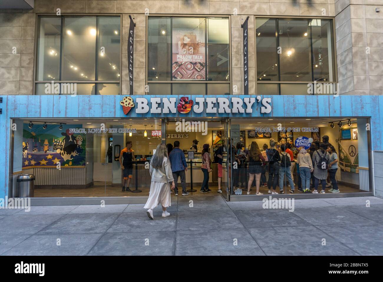 Ben and jerrys ice cream shop hi-res stock photography and images - Alamy