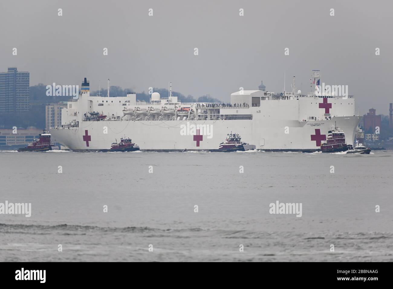 The USNS Comfort, a 1,000-plus bed Navy medical ship, sails past the ...