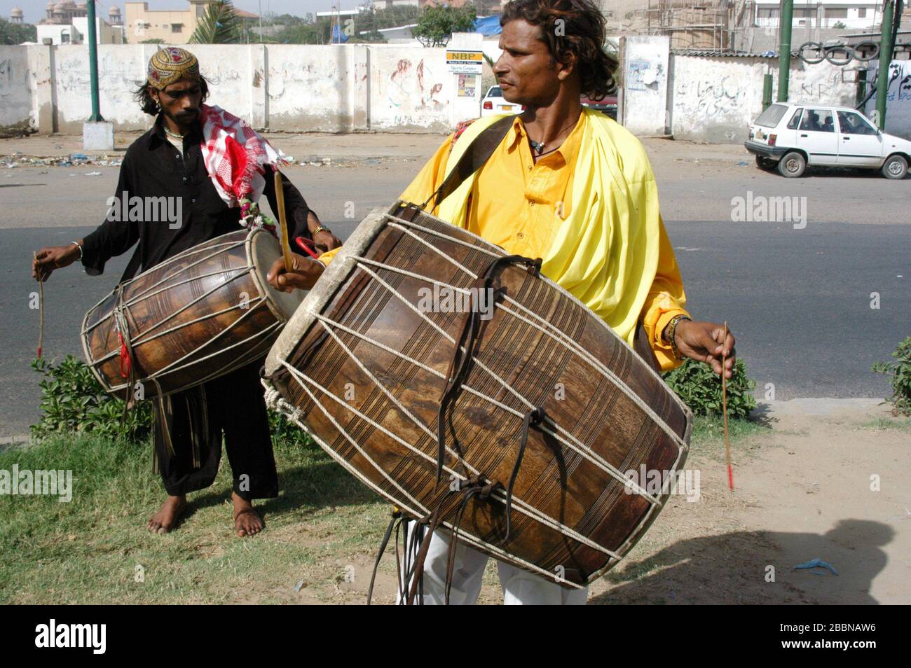 Dhol players hi-res stock photography and images - Alamy
